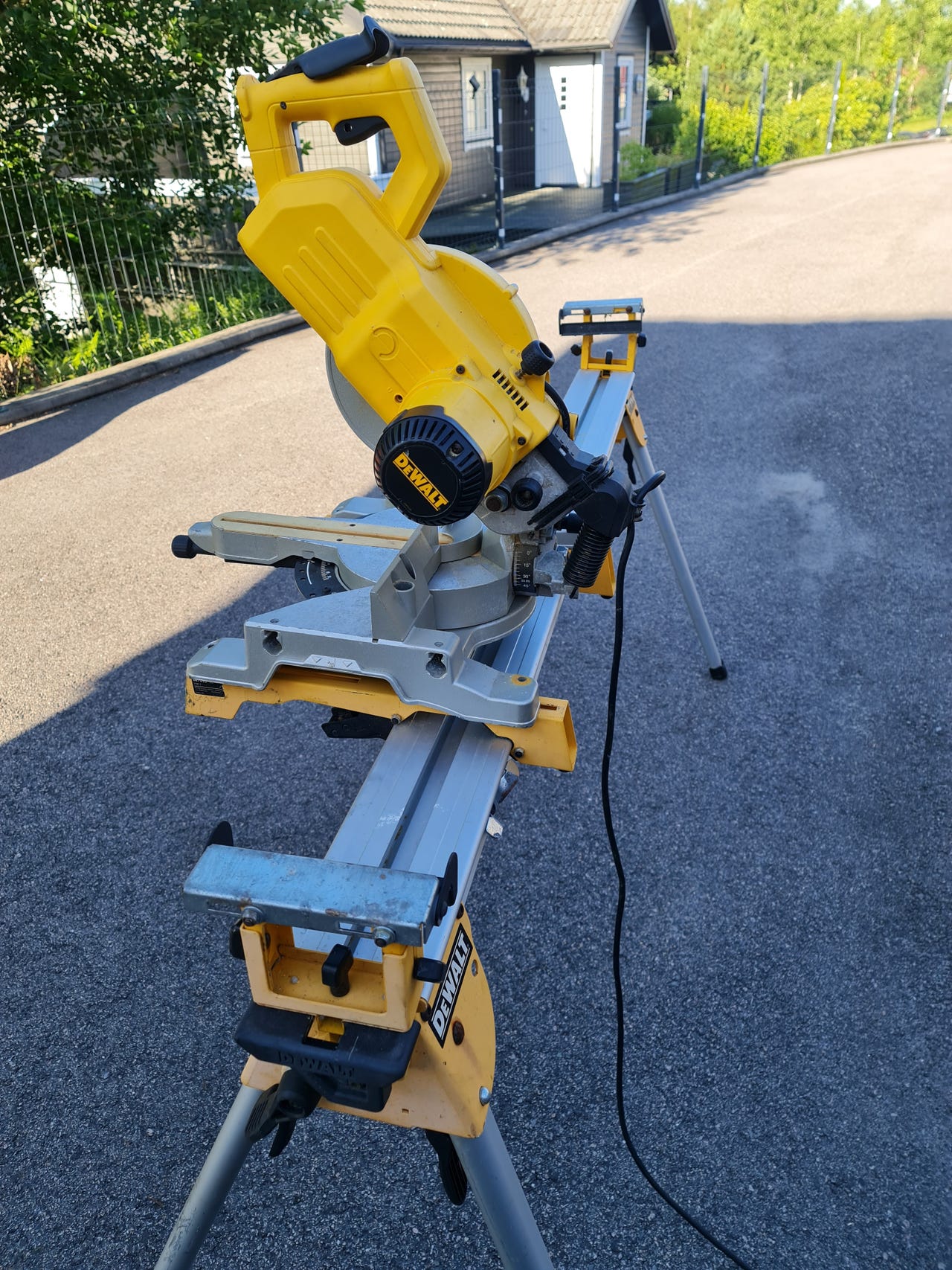 DEWALT SAG DW777 MED BORD DE7025 | FINN-torget