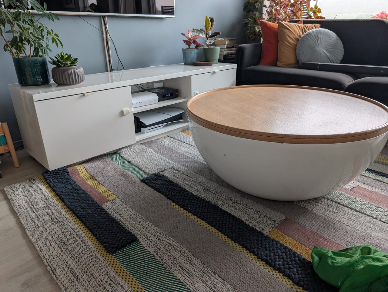 Bolia Rundt Sofabord Hvit og Tre/TV benk fra Ikea | FINN-torget