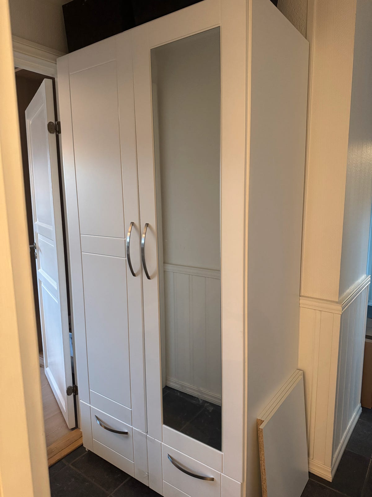 Klesskap gis vekk | FINN-torget