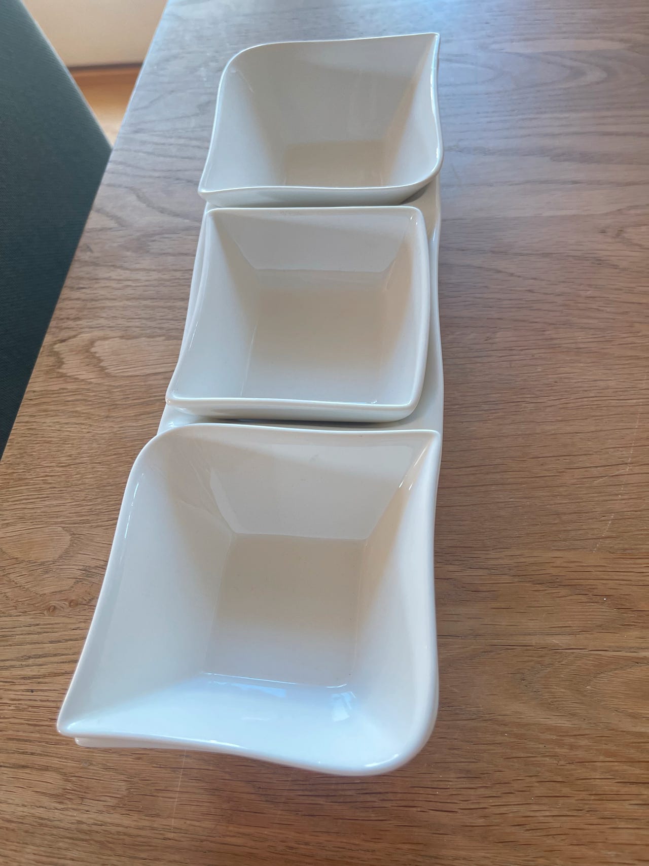 Hvit serveringsfat med skåler til fra Hvit Lilje Perfect Home | FINN-torget