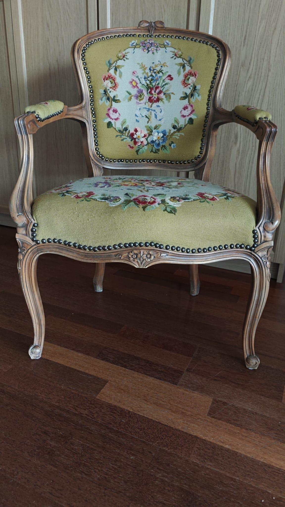 Rokokko stol med blomsterbroderi | FINN-torget