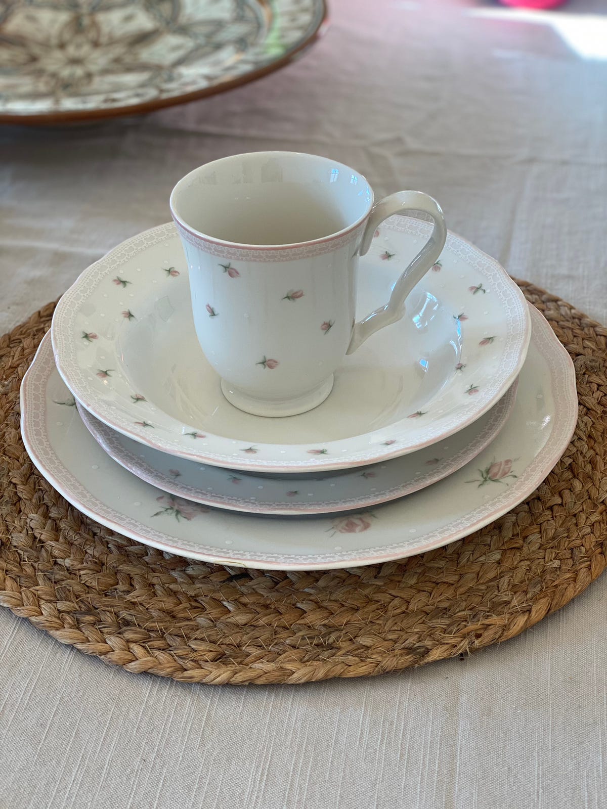 Vakkert servise med nostalgisk rosemønster | FINN-torget