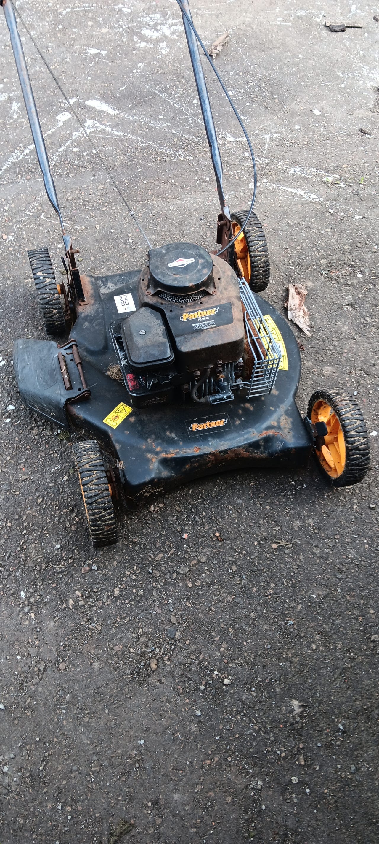 Eldre partner gressklipper. | FINN-torget