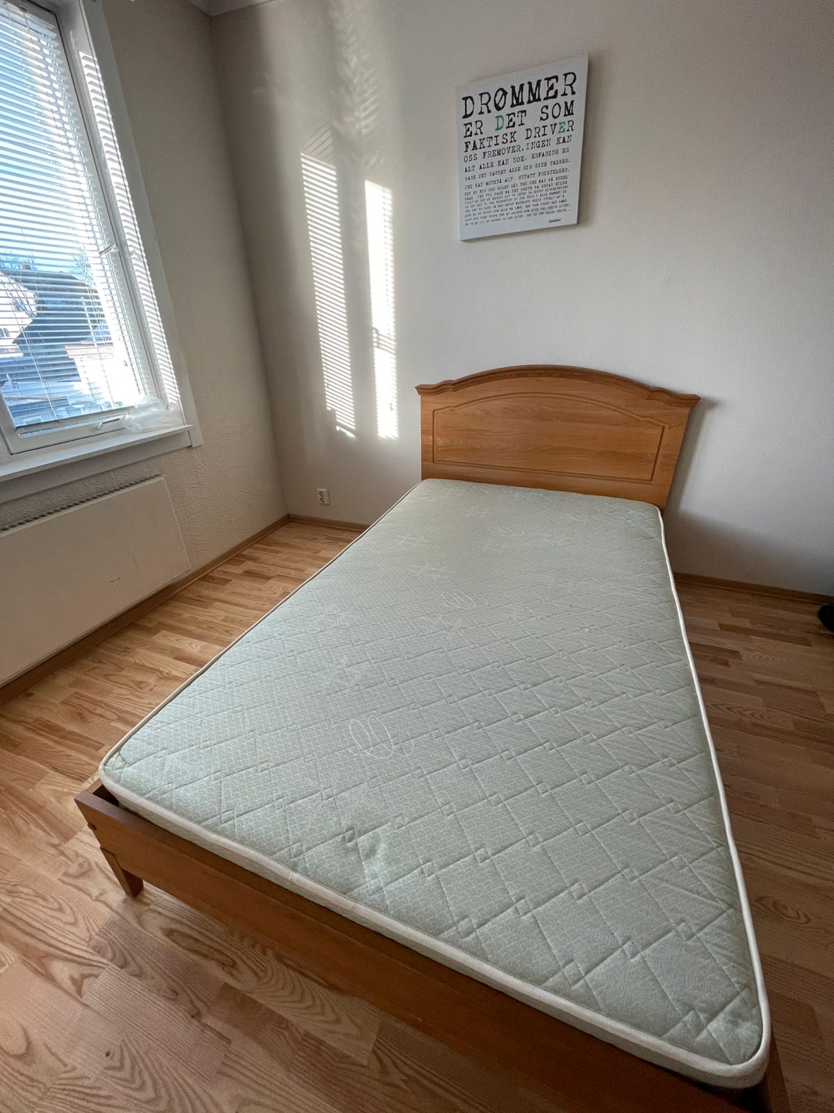 Mona divan seng 120x200 i oljet eik med quilt madrasse | FINN-torget