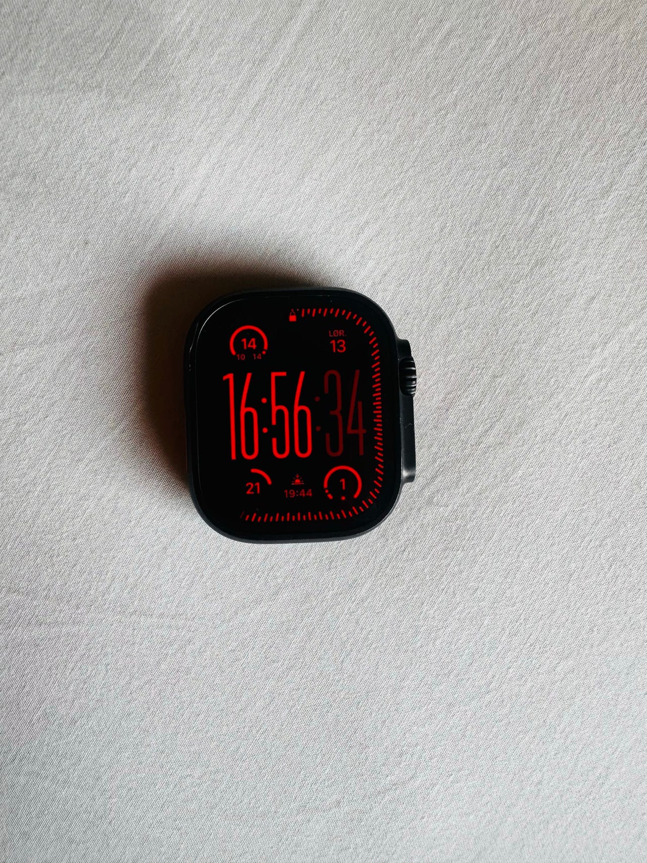 Apple Watch Ultra 2 GPS + Cellular 49 mm urkasse titan i svart, med 3 reimer | FINN-torget