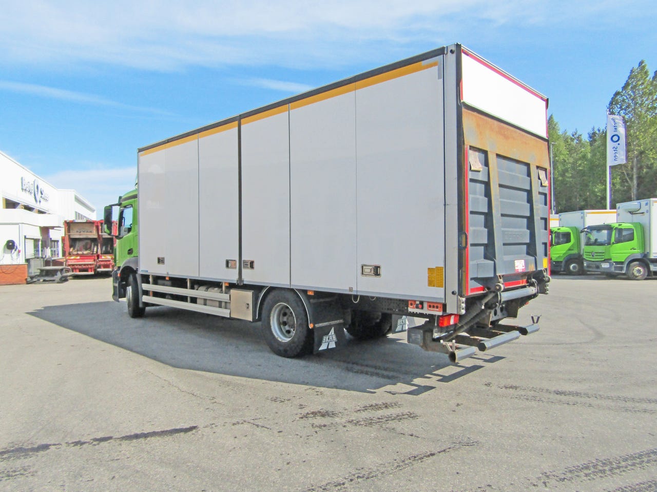 Til salgs: Mercedes-Benz Antos 1827L 18 Paller med sideåpning MED SENG ...