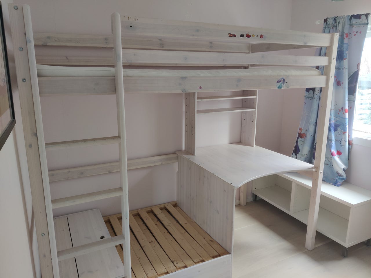 Thuka kids høyseng med sofa, skriveplate og reol | FINN-torget