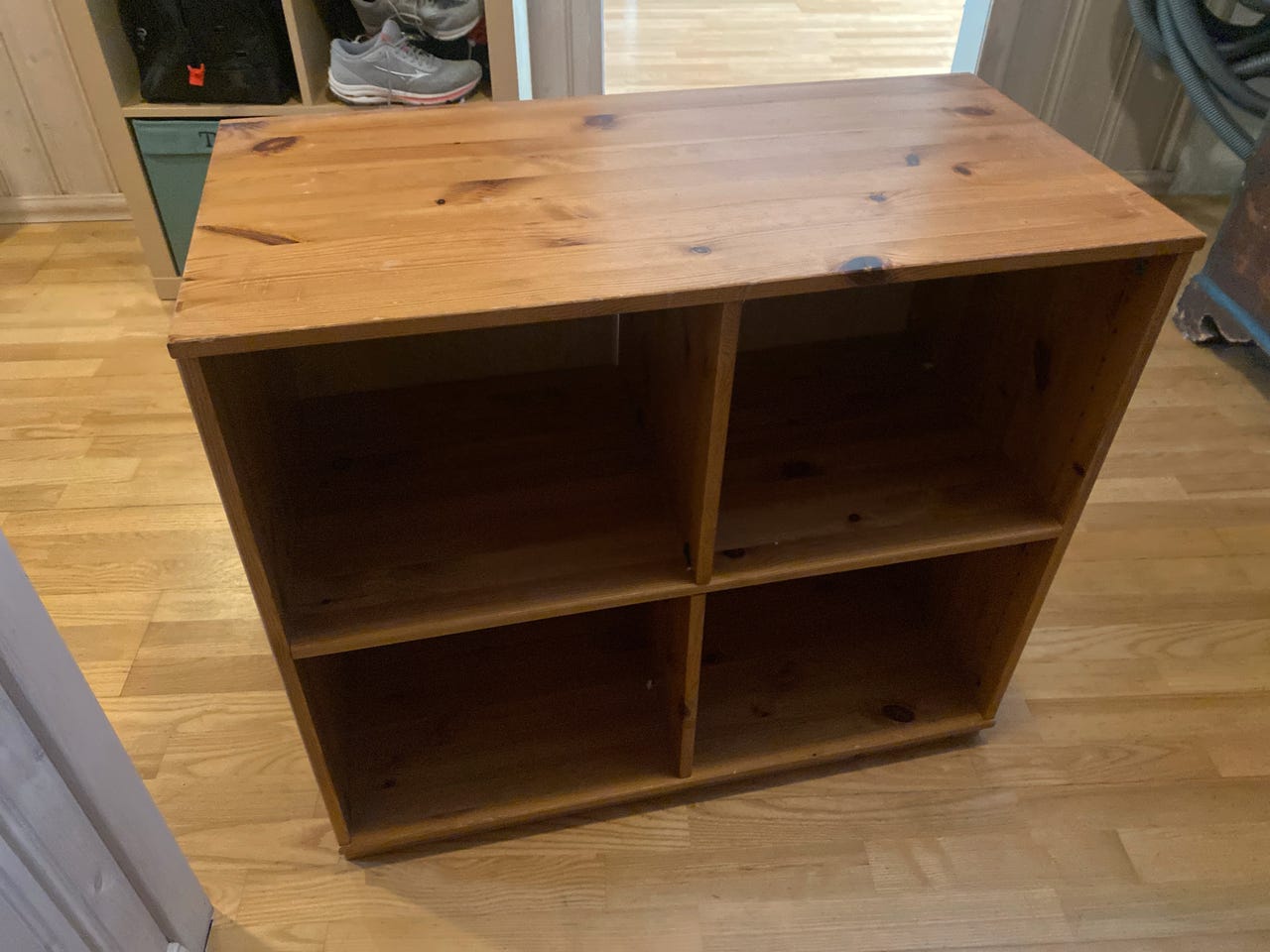 Godt brukt trehylle med fire rom gis bort | FINN-torget