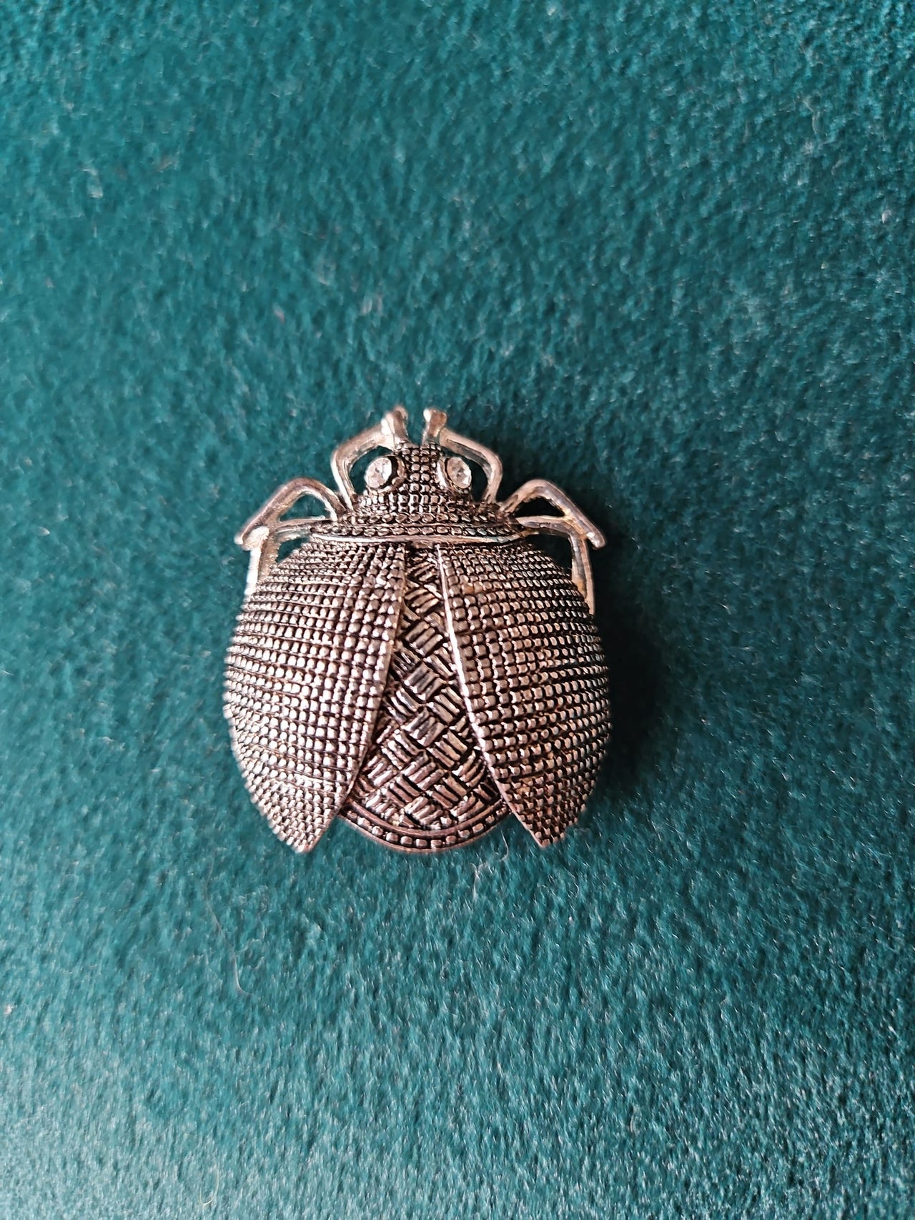 Vintage brosje – detaljert bille (skarabé) i metall | FINN-torget