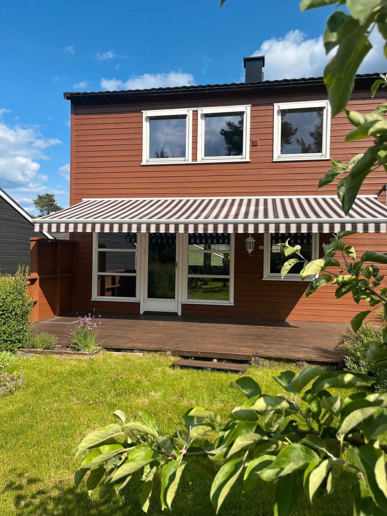 Elektrisk markise med sensor og fjernkontroll, bredde 6 m | FINN-torget