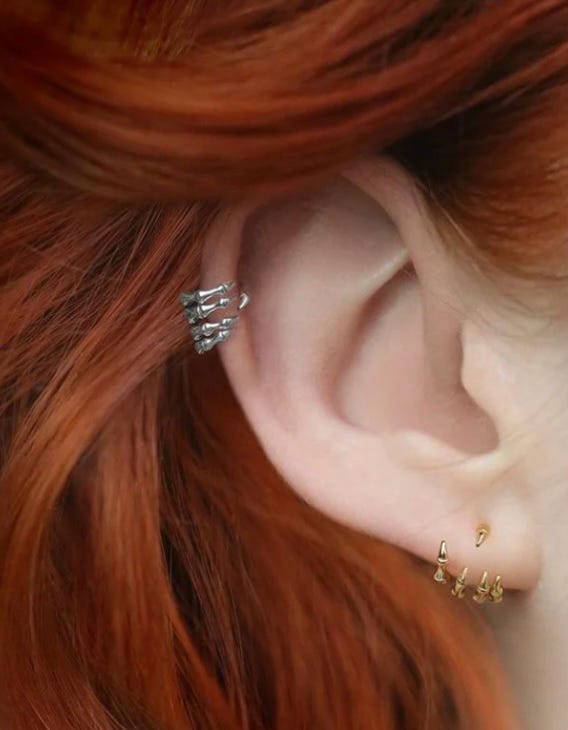 Regal rose skeleton hand helix piercing/øredobber | FINN-torget