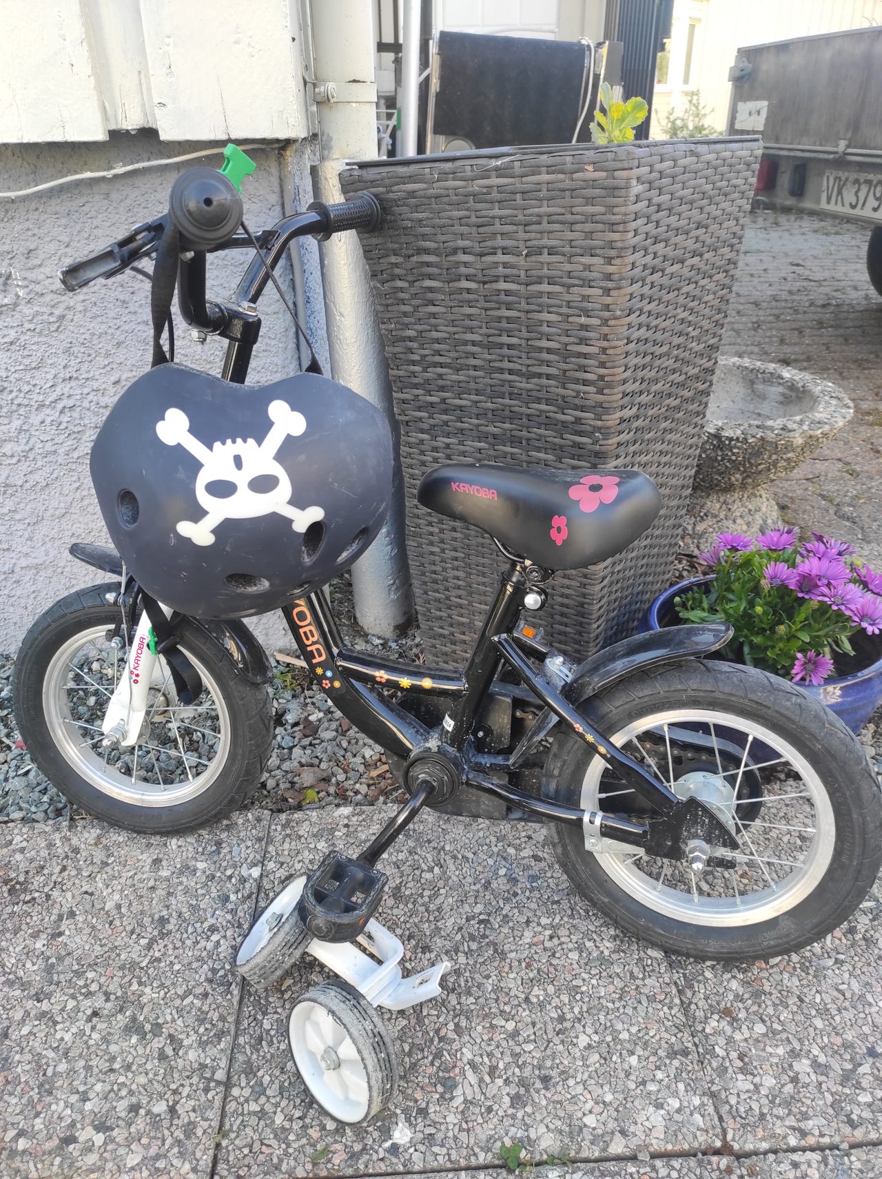 Barnesykkel 12", ekstra hjulen, hjelmet | FINN-torget