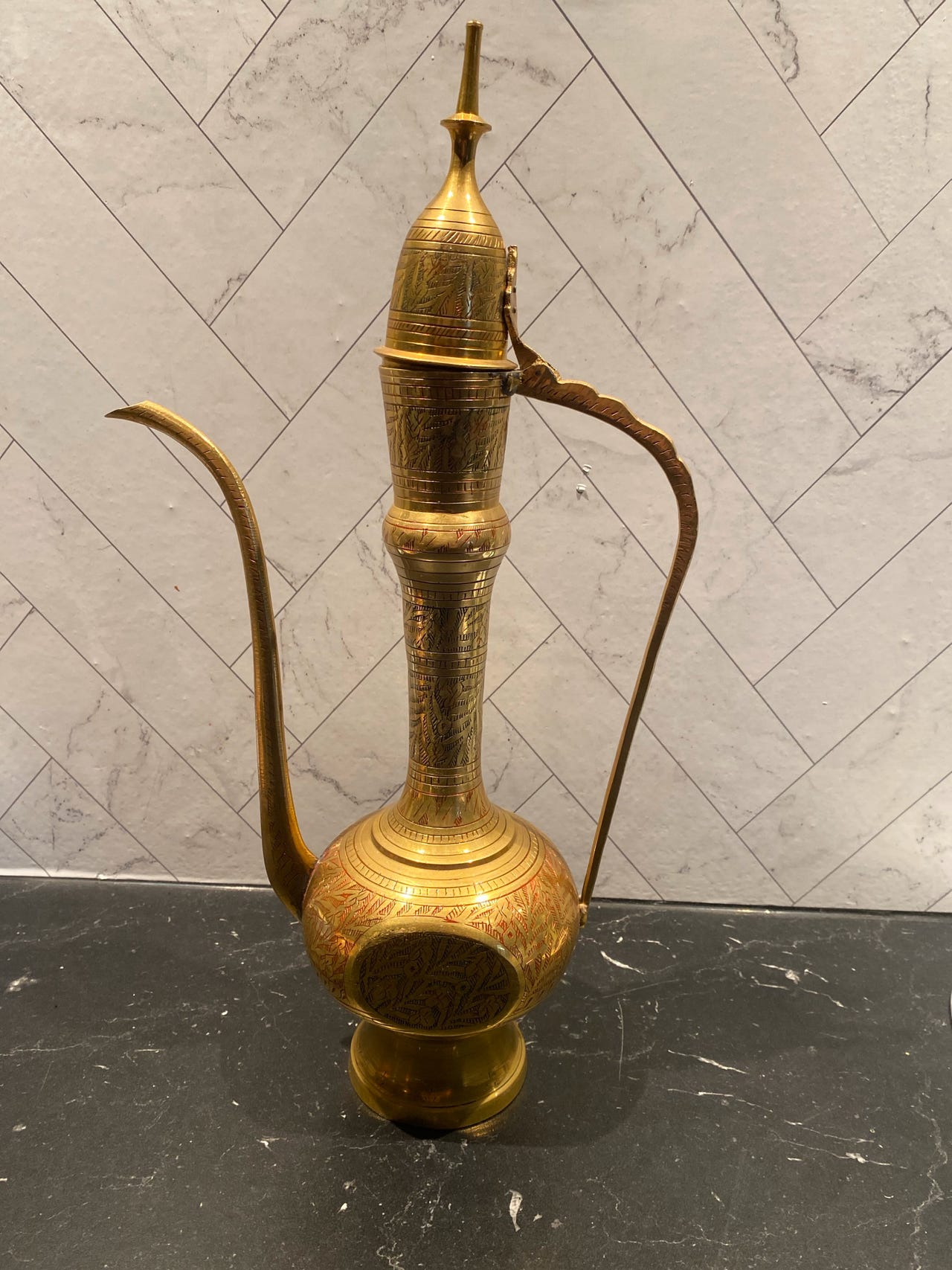 Indisk kanne / mugge i messing med gravering. | FINN-torget