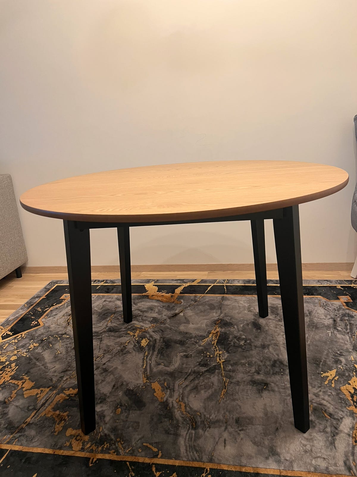 Spisebord rund Ø105 eik/svar | FINN-torget