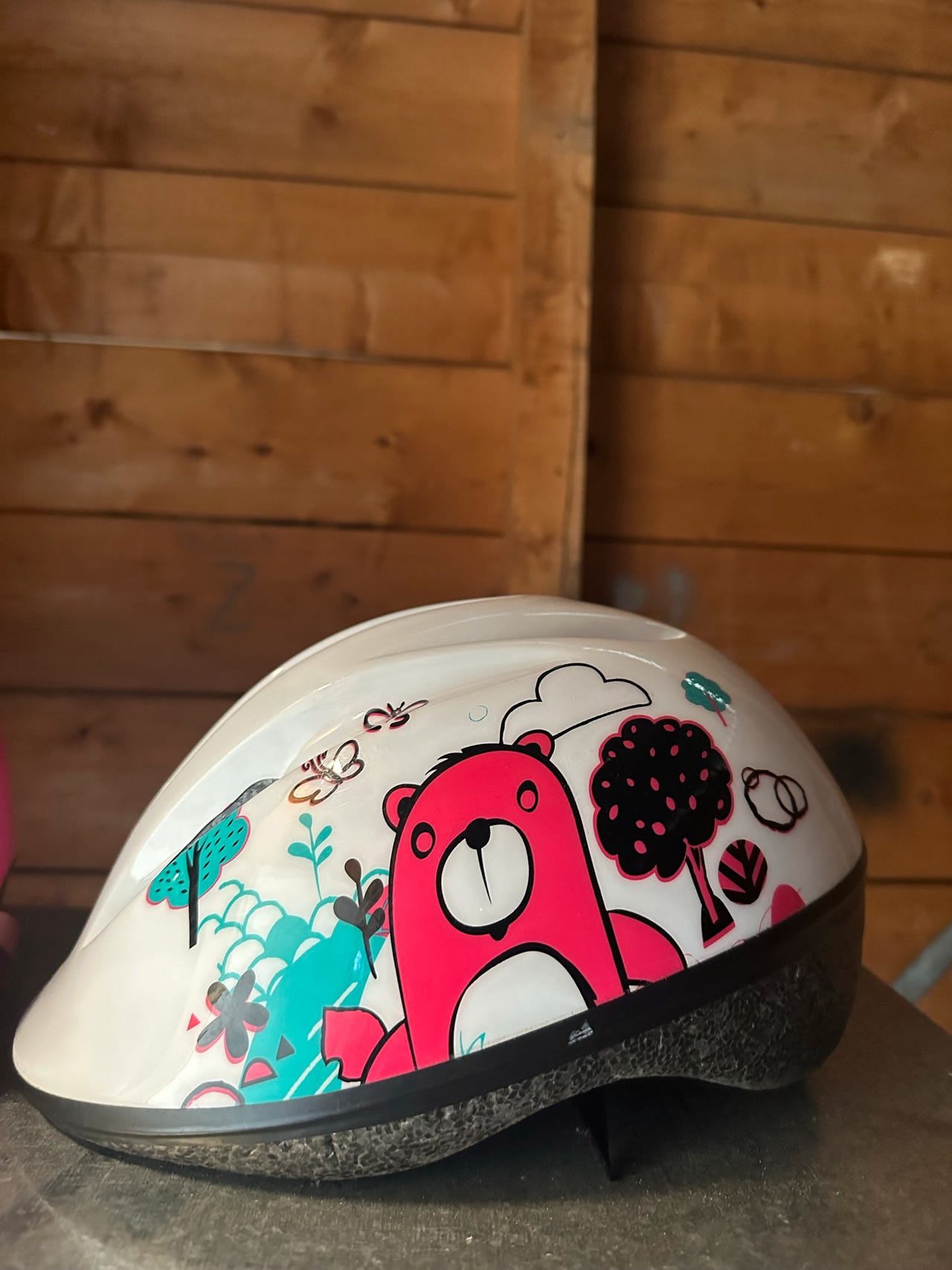 Sykkelhjelm med illustrasjon hvit og rosa | FINN-torget