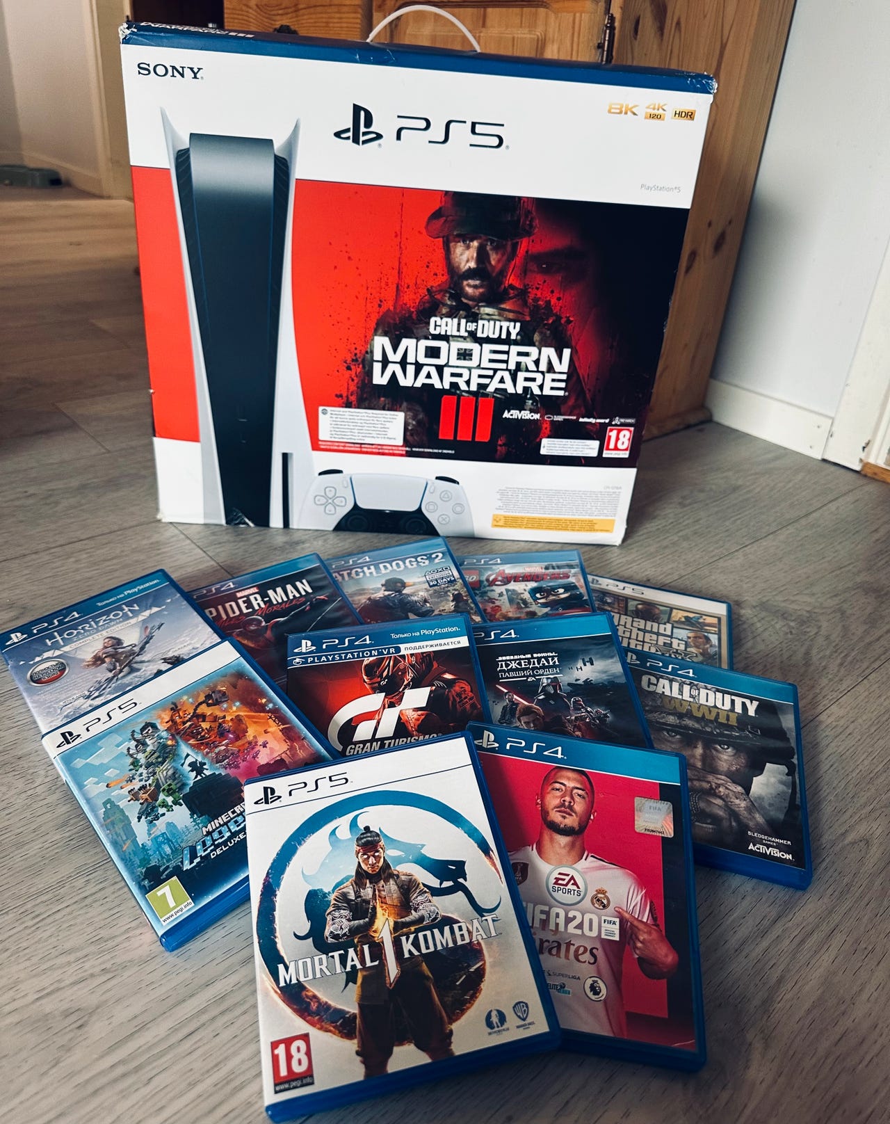 PlayStation 5 med 2 kontrollere + 13 spill – Perfekt stand | FINN-torget