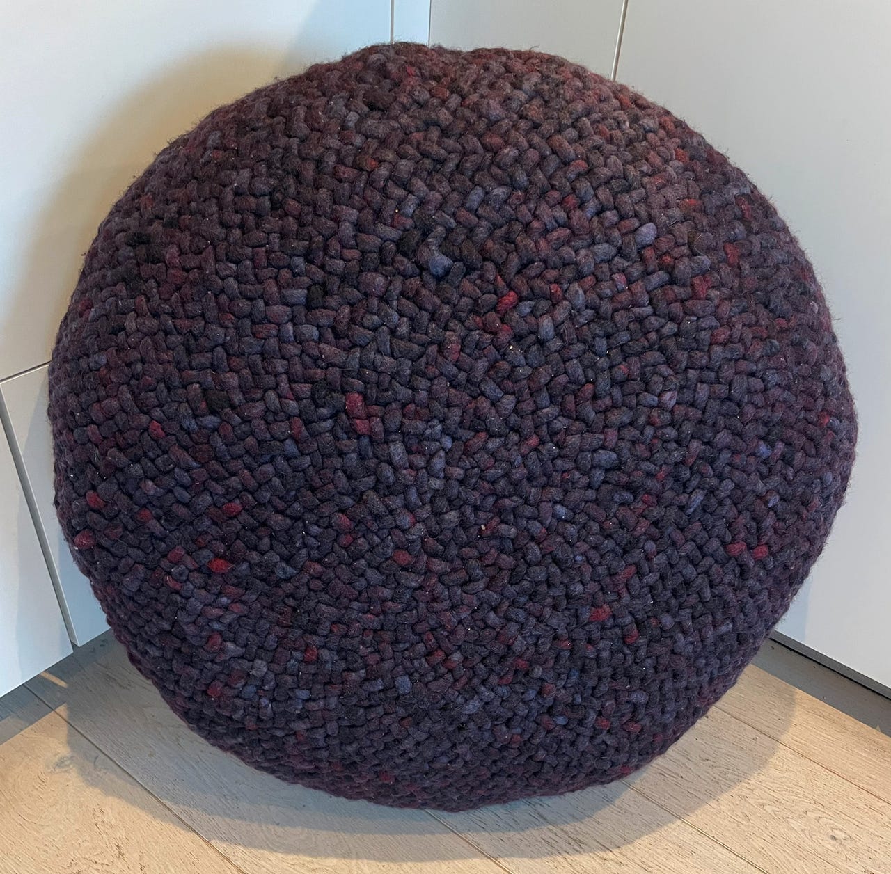 Stor Cosa puff i ull fra Eske Interiør | FINN-torget