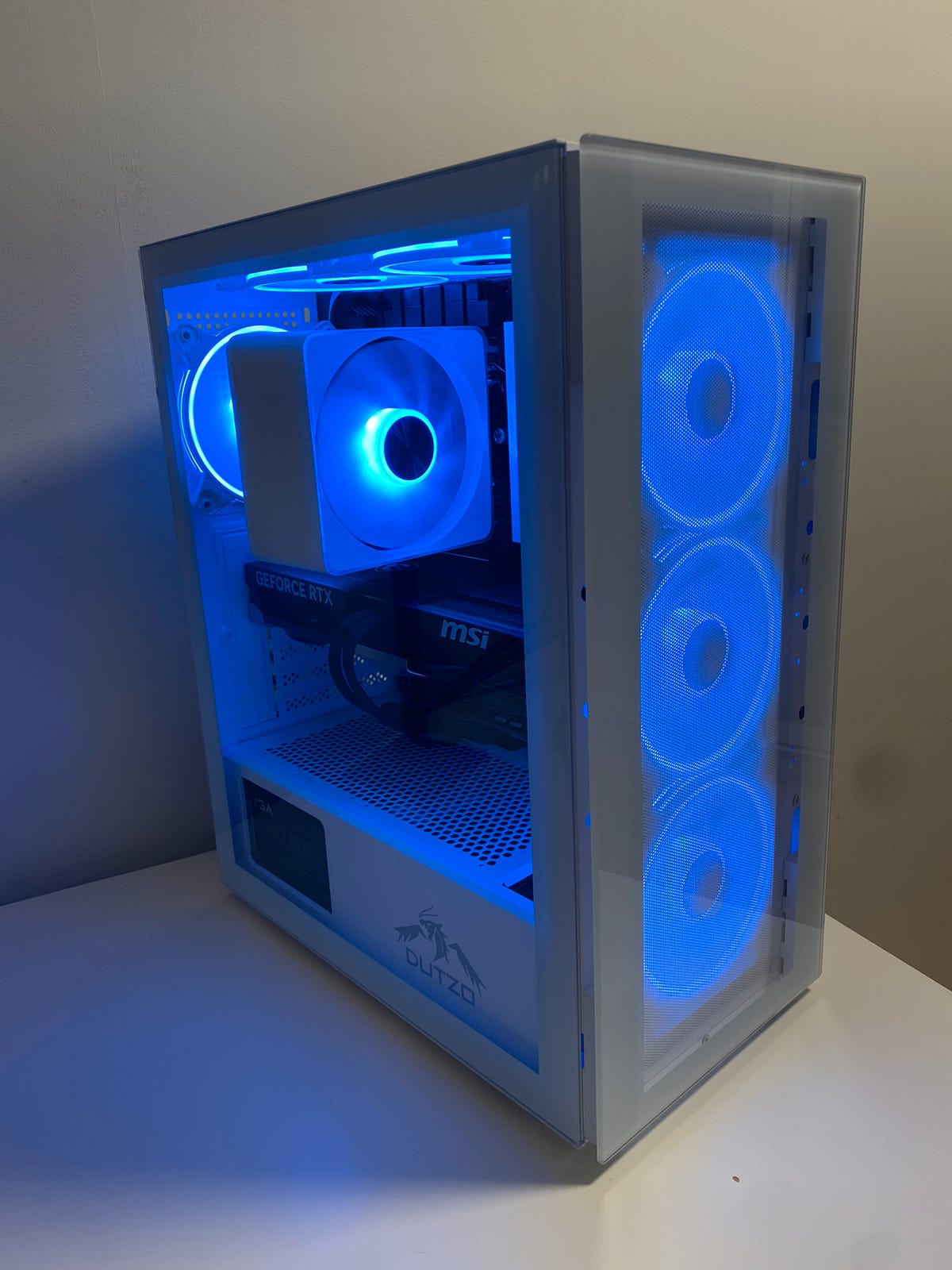 Rå Kraftig Hvit Gaming PC – Splitter Ny GeForce RTX 5070 Ti | FINN-torget