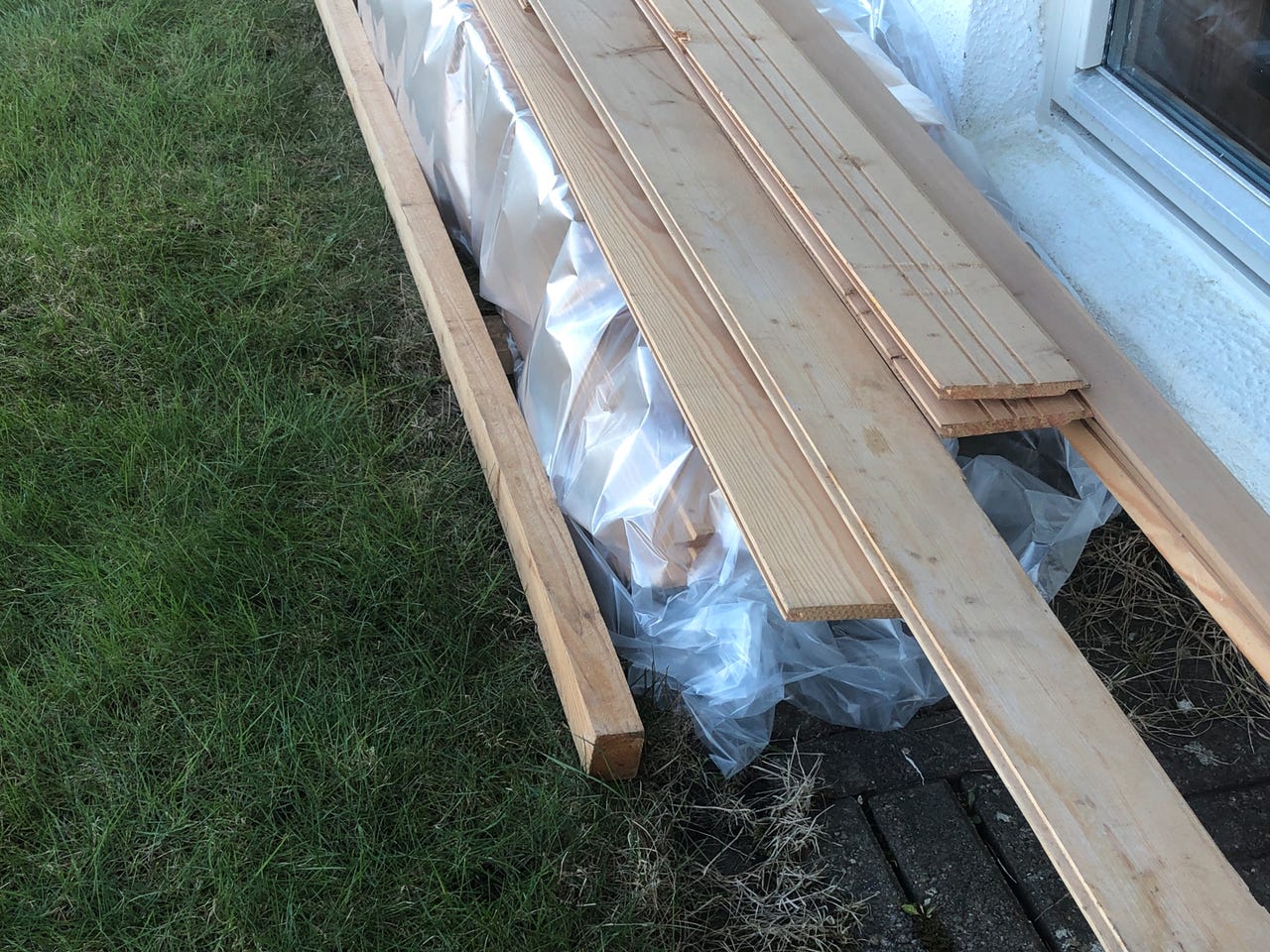 Ca 20 m2/ 200 løpemeter 4toms rustikk gran panel. Lagret tørt | FINN-torget