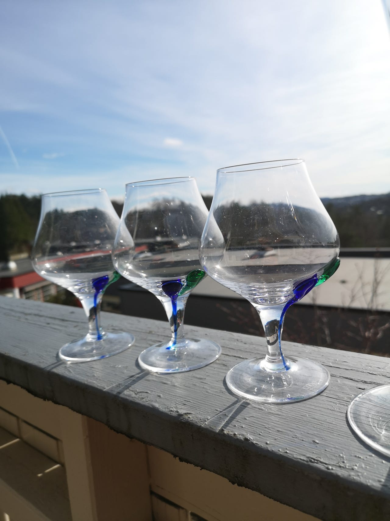 Fine vinglass med blå og grønn detalj | FINN-torget