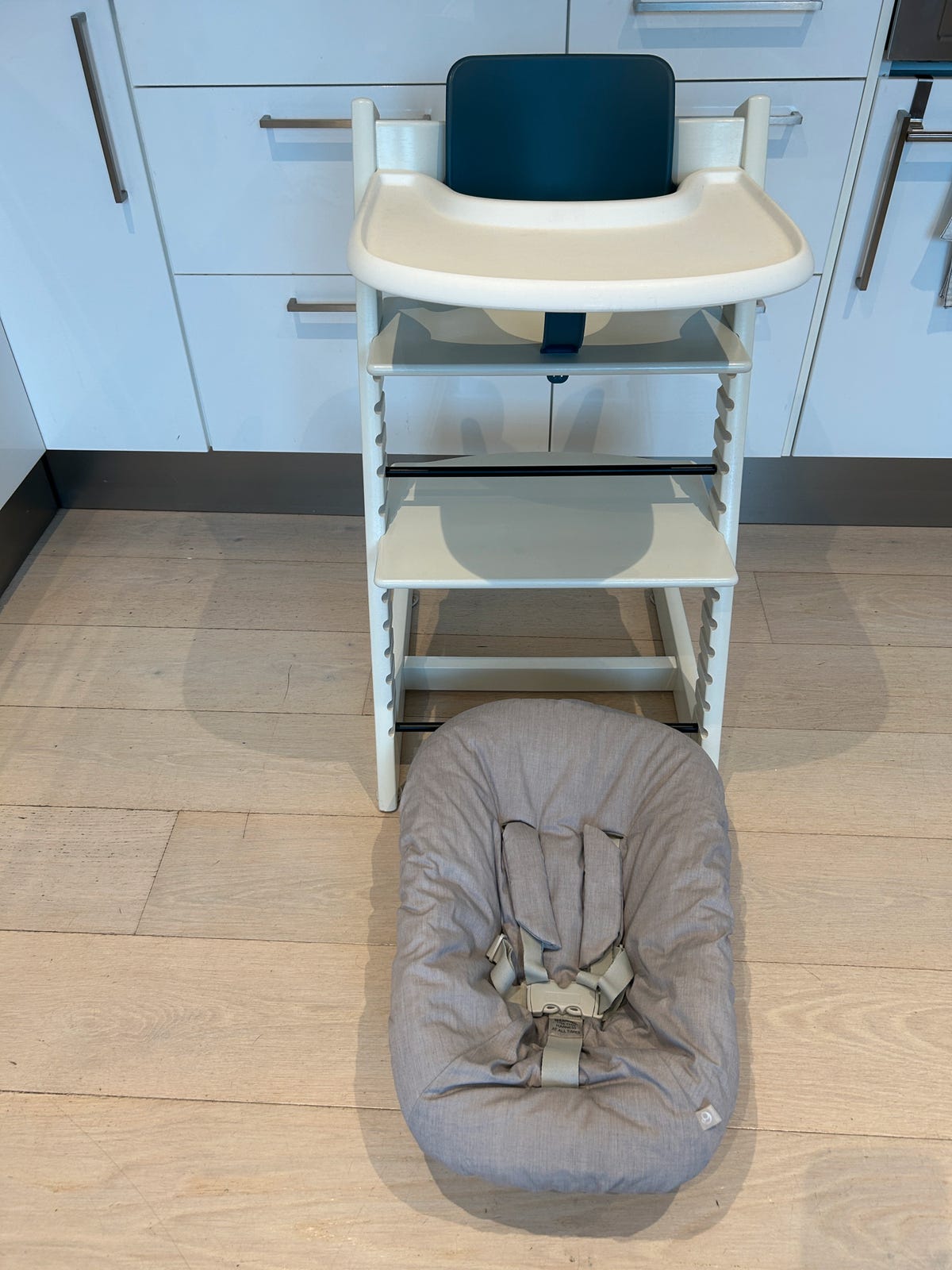 Stokke Tripp Trapp stol med newborn set, baby set og brett | FINN-torget