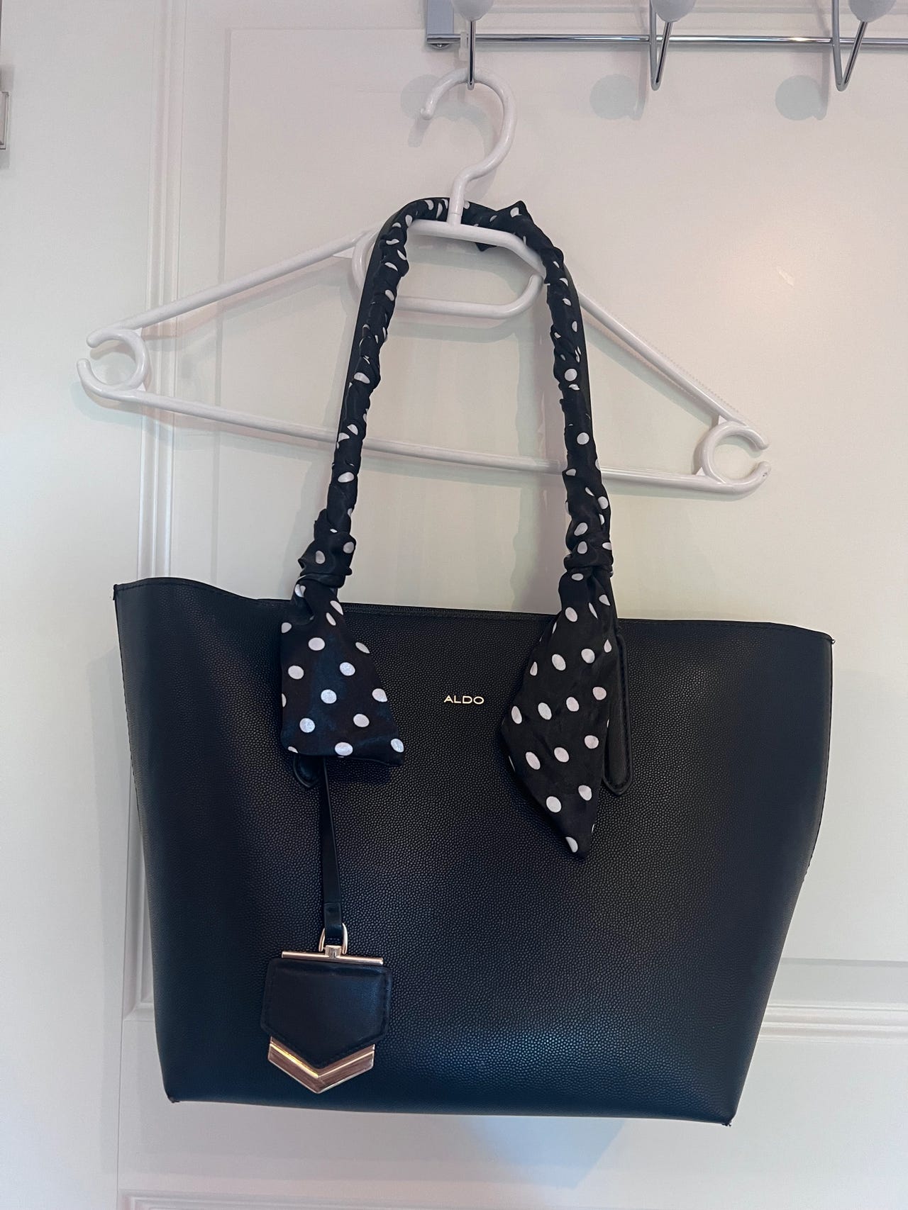 Elegant svart veske fra Aldo – med skjerfdetalj 👜 | FINN-torget