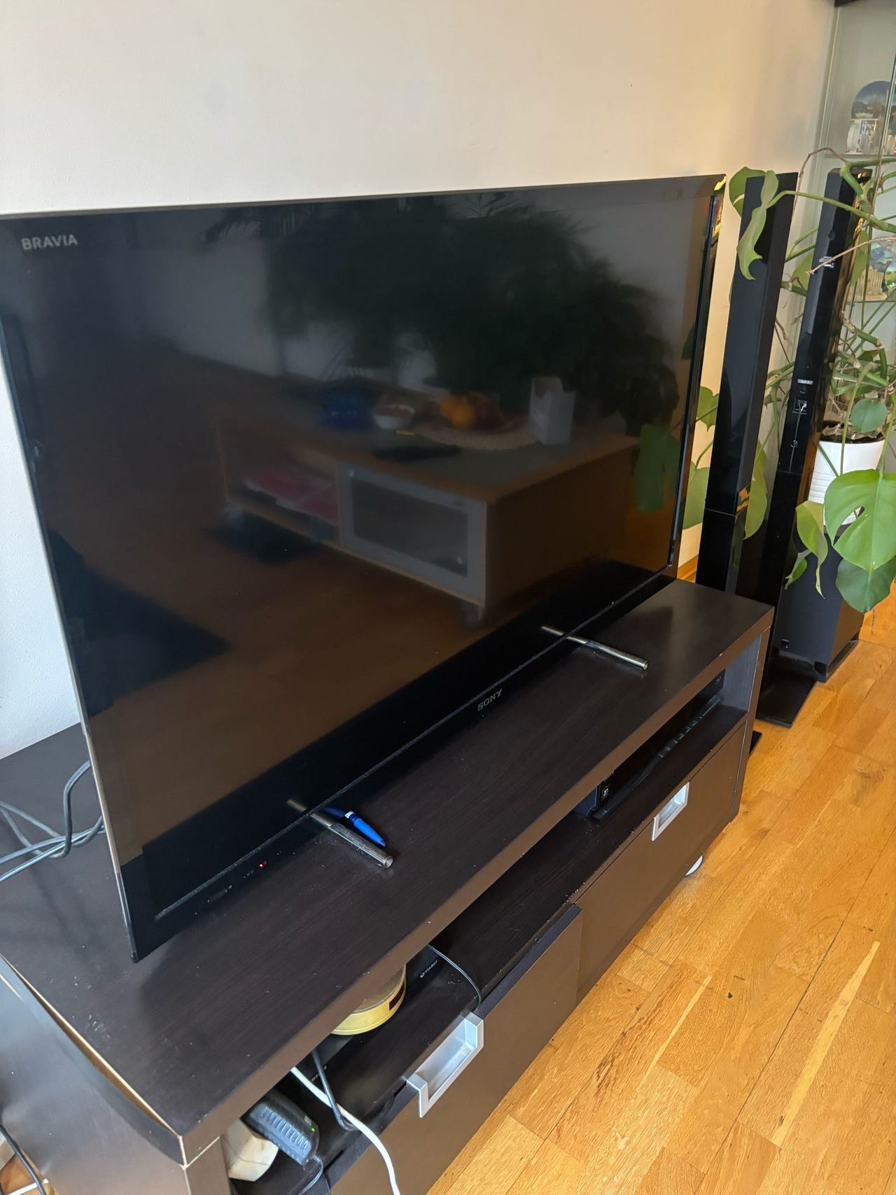 Selger TV med TV-bord, hjemmekinoanlegg og DVD-leser – Komplett sett ...