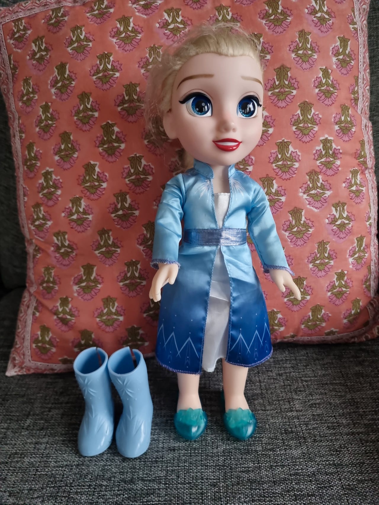 Disney Elsa Dukke med klær og 2 par sko | FINN-torget