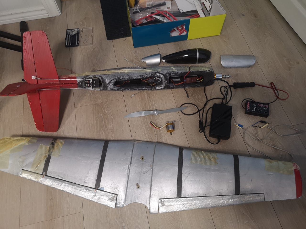 Komponenter fra gammelt hjemmebygget RC fly | FINN-torget