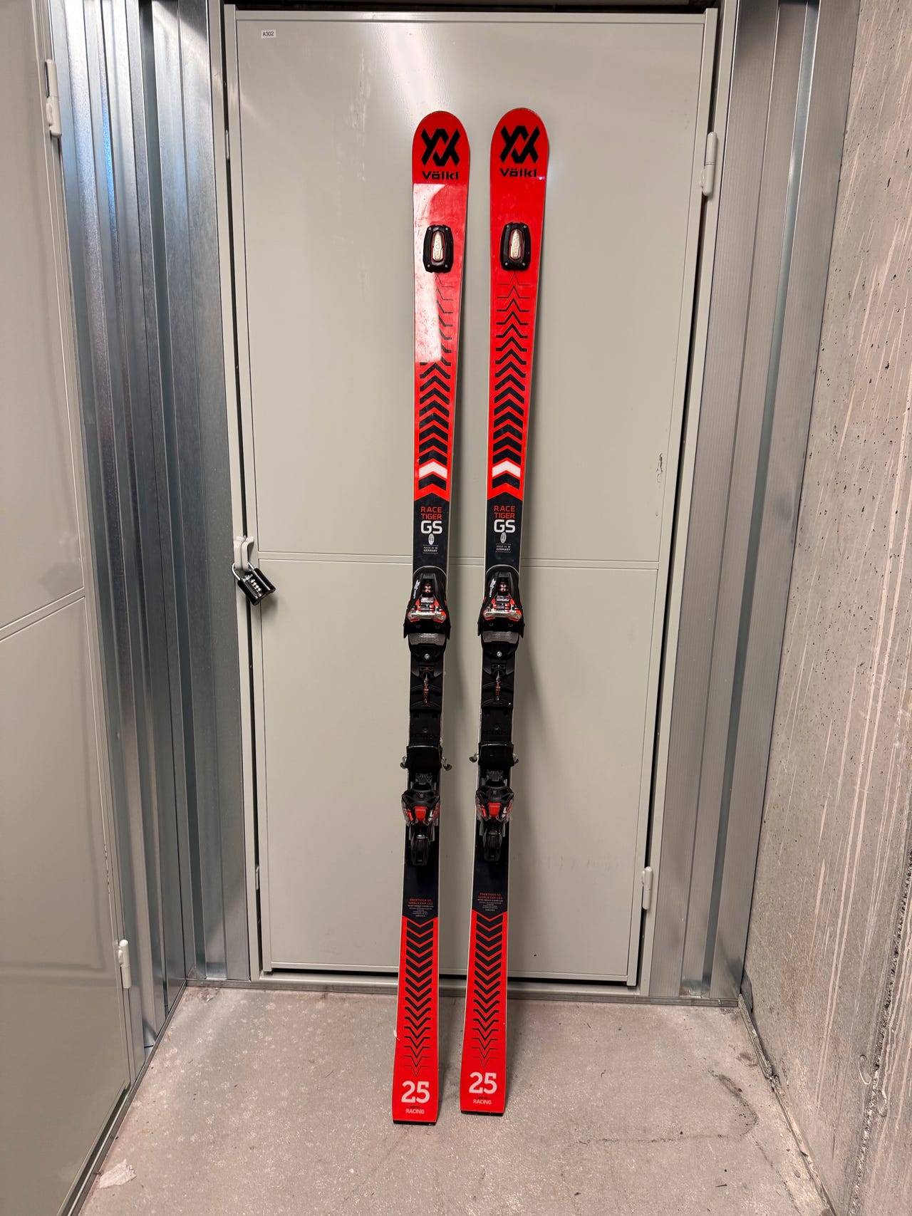 Vølkl race FIS storslalom ski selges, radius 25, lengde 183 | FINN-torget