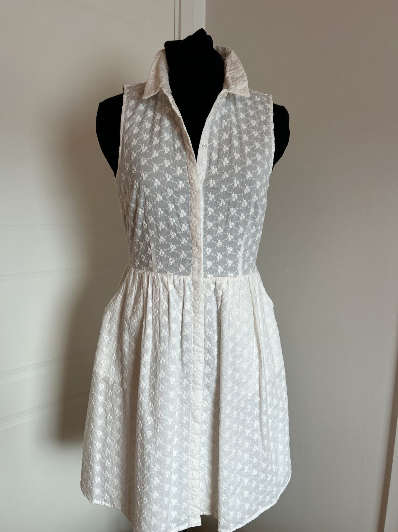 Hvit blondekjole i 100 % bomull fra merke Holly Whyte | FINN-torget