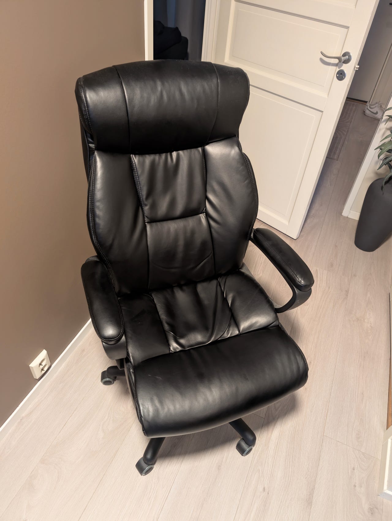 Tjele Kontorstol og fotstøtte | FINN-torget