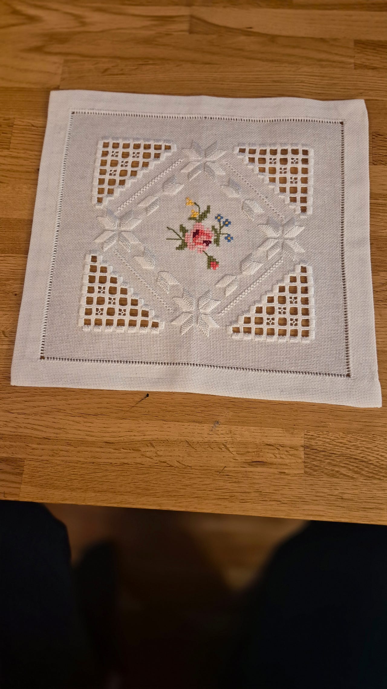 Ny brodert brikke Hardangersøm | FINN-torget