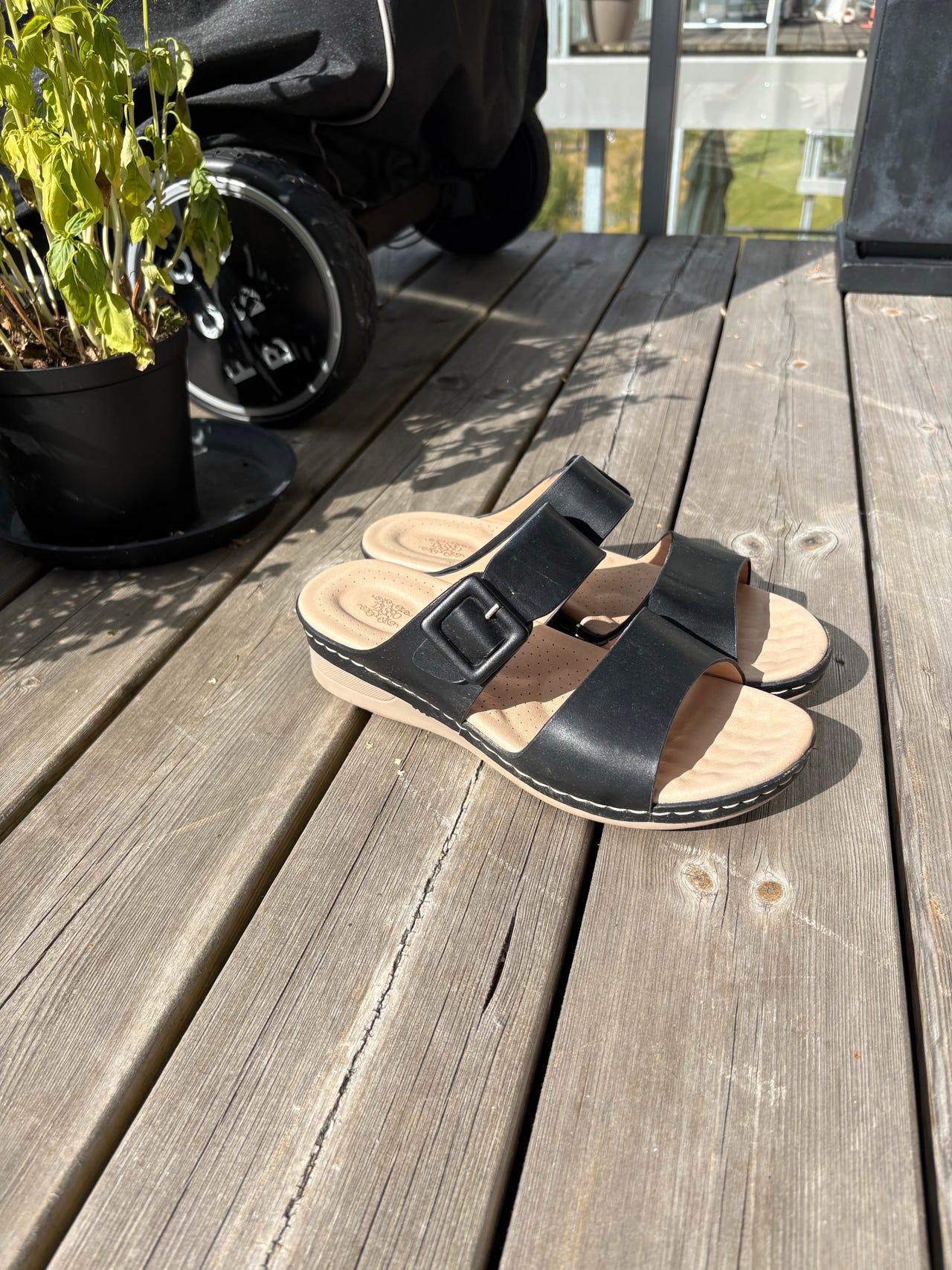 Behagelige sorte sandaler med kilehæl | FINN-torget