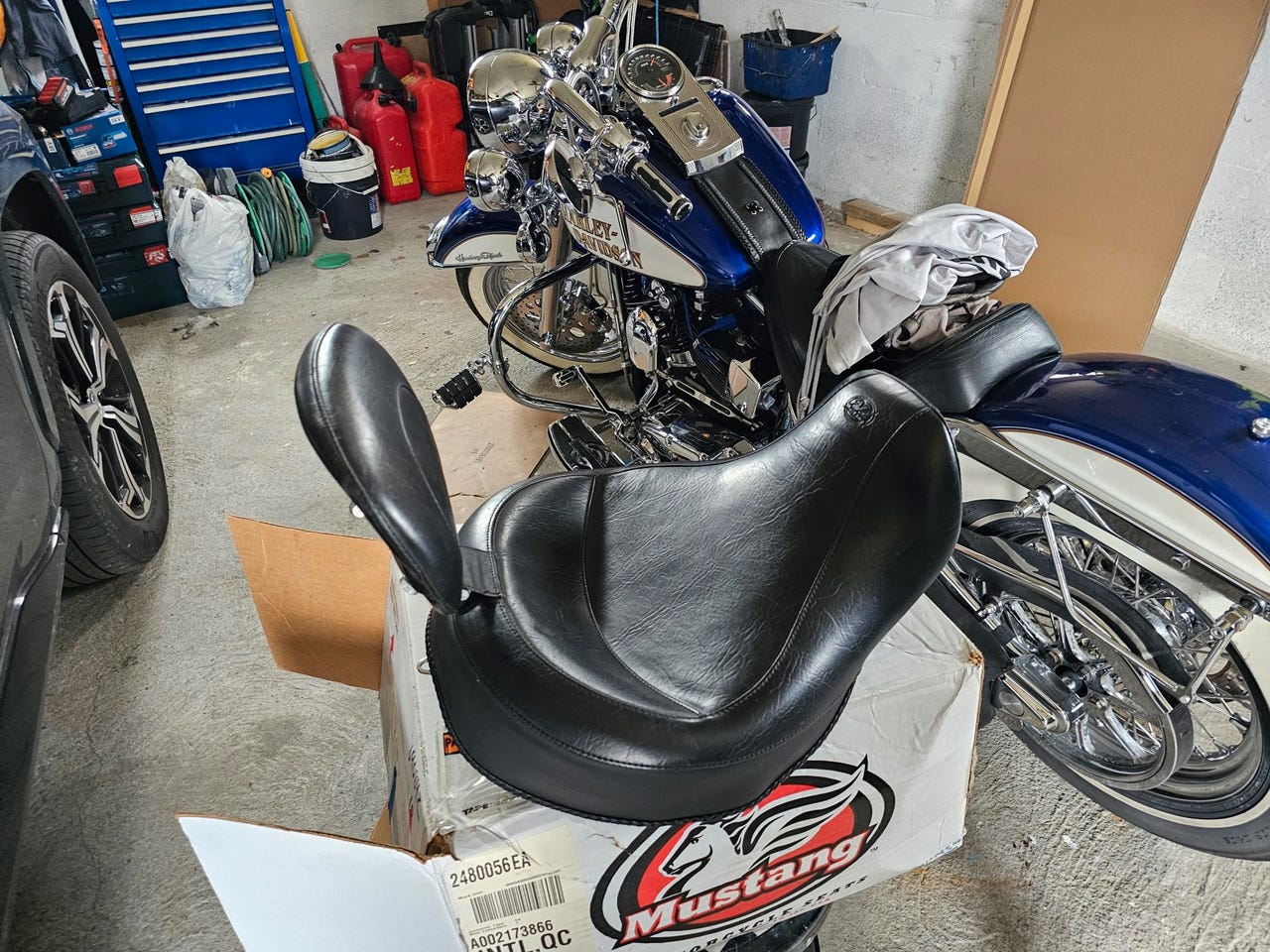 Mustang wide touring sete med ryggstøtte og passasjersete for Harley ...