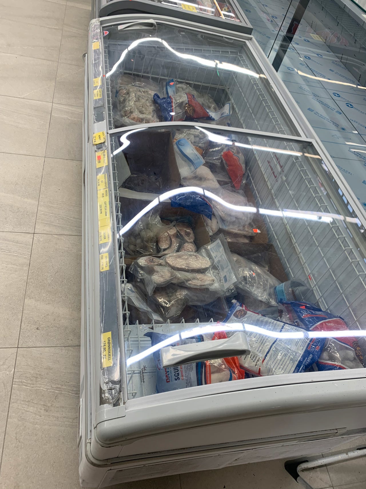 FRYSEBOKS MED GLASS SKYVEDØR | FINN-torget