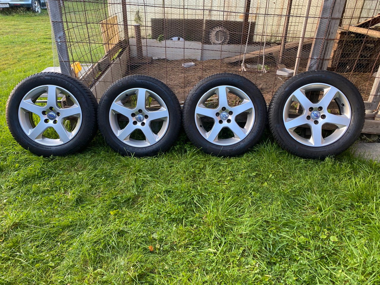 17’ Originale Volvo felger med nesten ny Continental piggfri vinterdekk ...