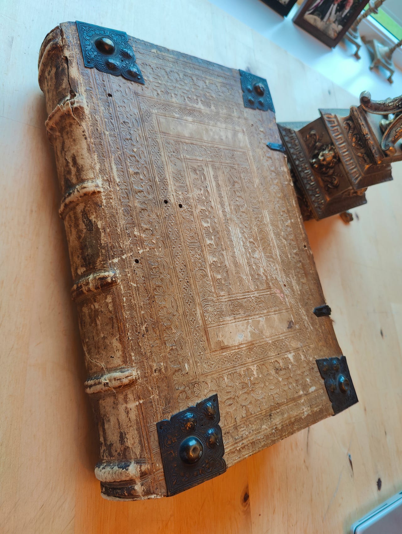 Vakkert bokbind fra 1500-tallet | FINN-torget