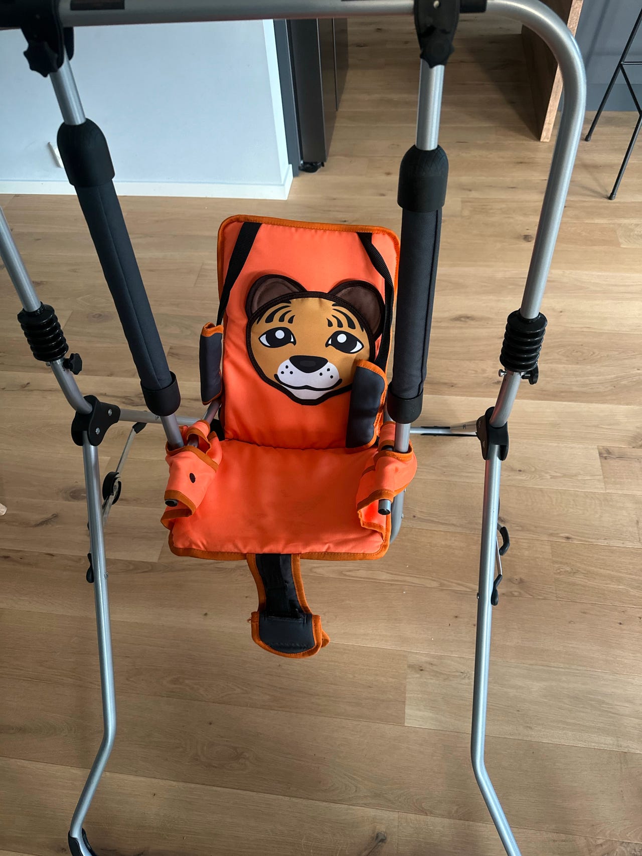 Liten huske med brett | FINN-torget