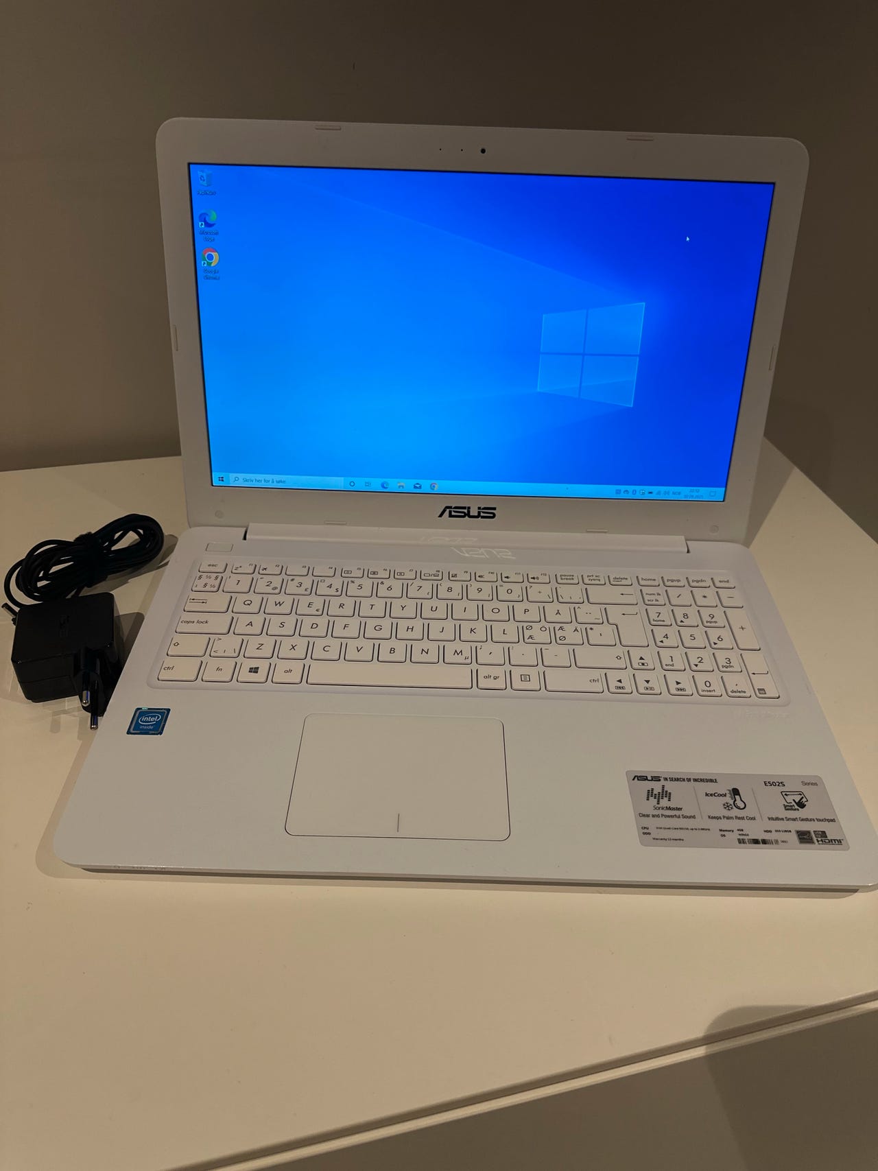 Asus E502S Bærbar PC Hvit, FHD 1920x1080 15,6 tommer | FINN-torget