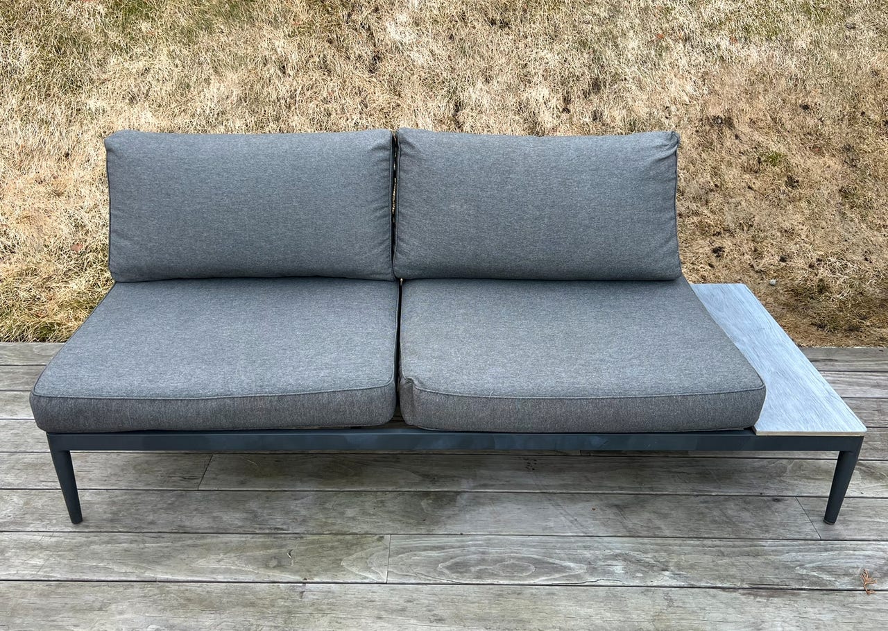 Grå utesofa med integrert bord | FINN-torget