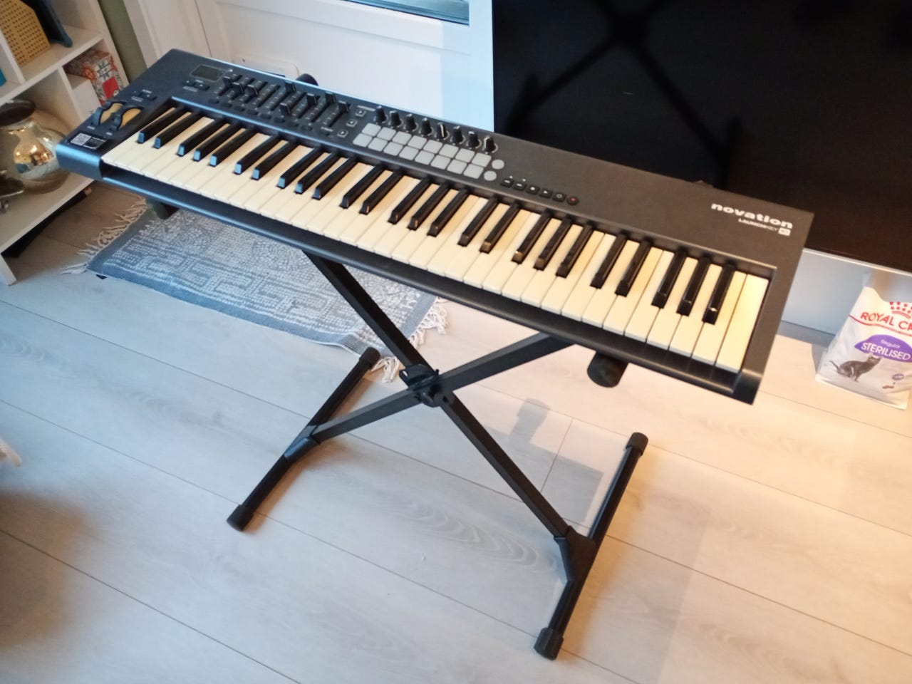 Novation launchkey 61 med stativ og kabler | FINN-torget