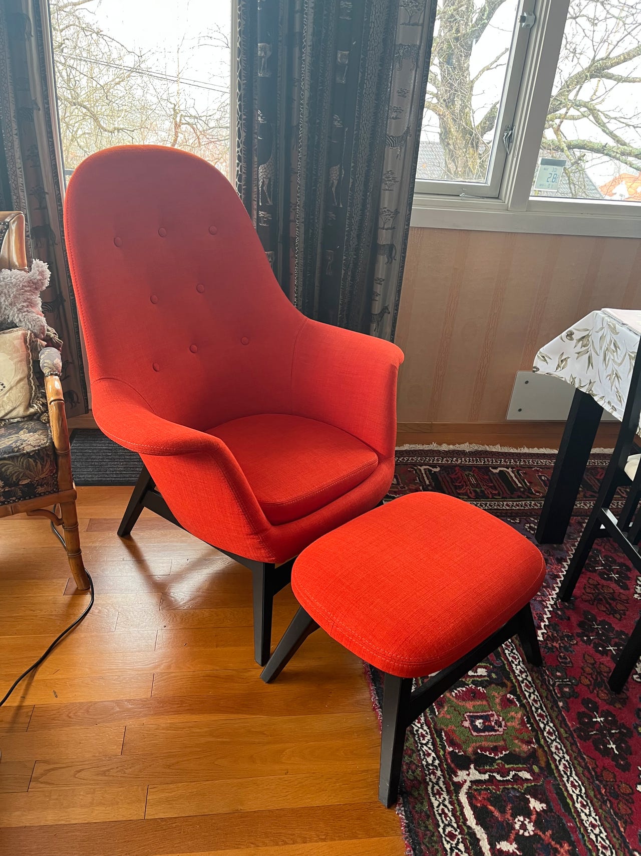 Rød lenestol med skammel fra IKEA | FINN-torget
