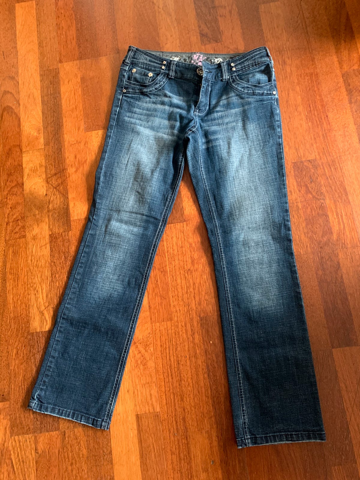 Rette jeans med lav talje og feminine detaljer | FINN-torget