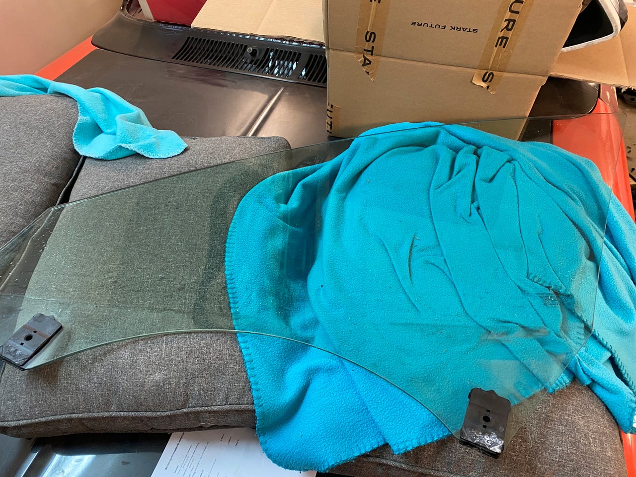 Vindu høyre foran fra tesla 3. | FINN-torget