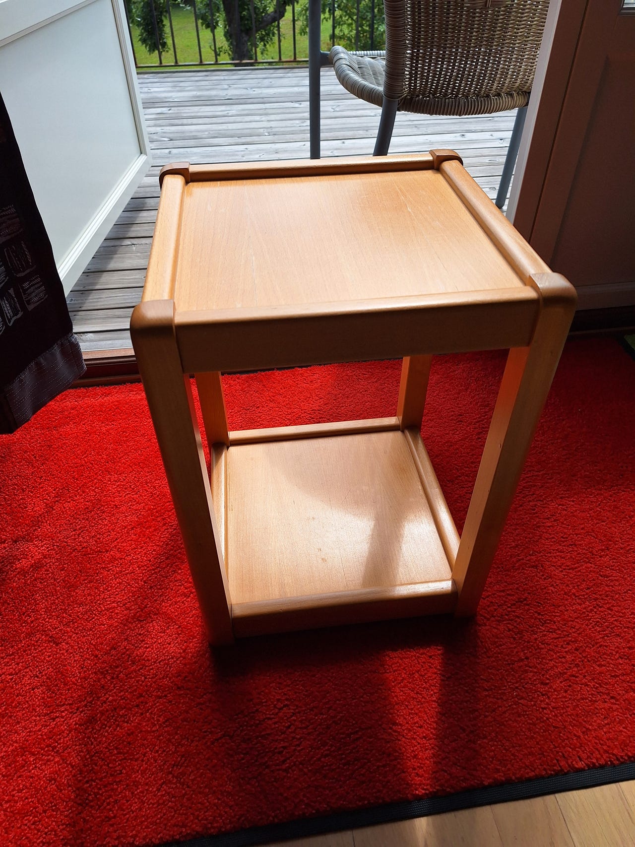 Liten bord/hylle i tre gis bord | FINN-torget