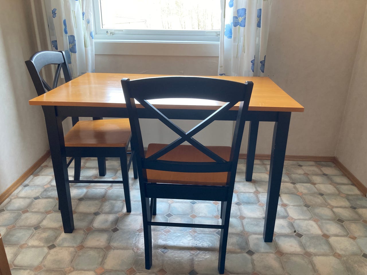 Stødig kjøkkenbord med 2 fine stoler | FINN-torget