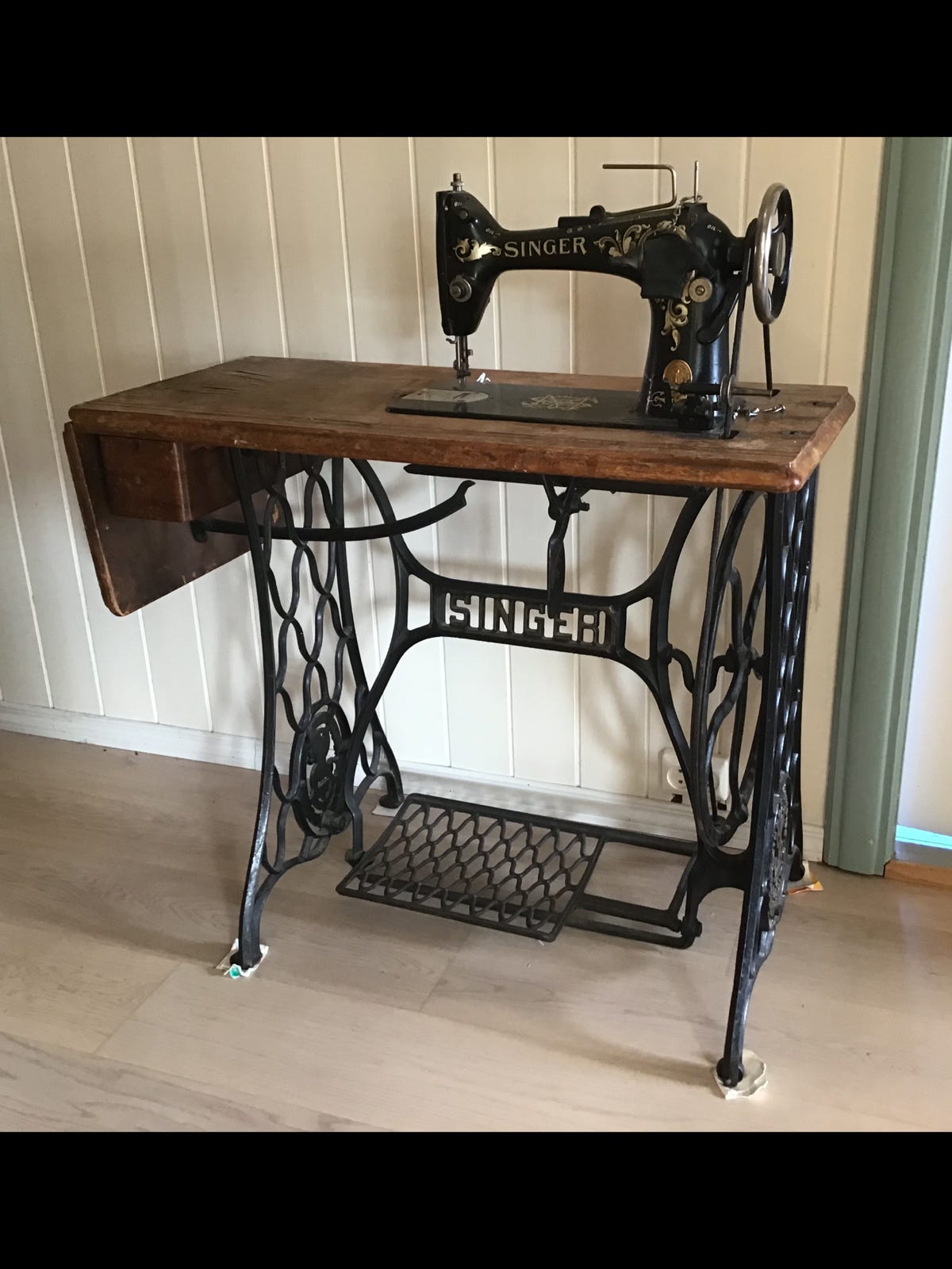 Dekorativ Singer symaskin. Retromodell. | FINN-torget