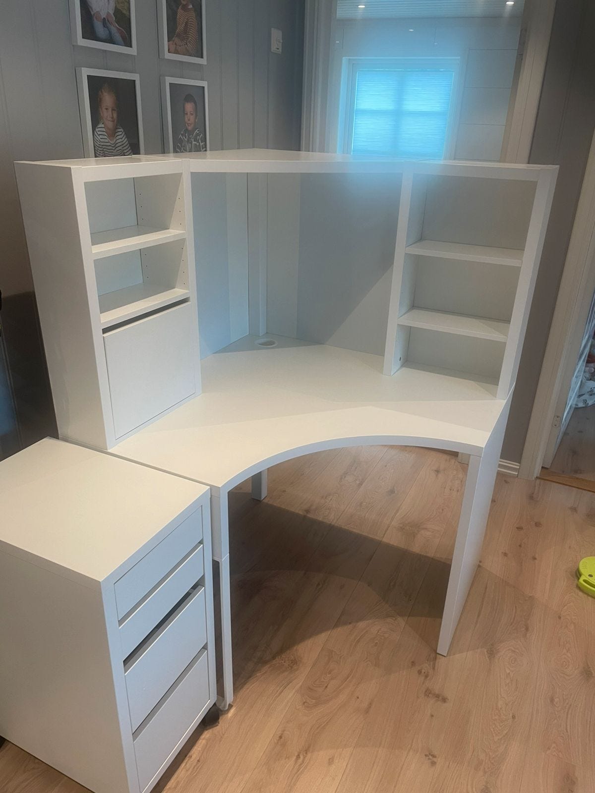 MICKE hjørneskrivebord og skuffeseksjon pent brukt | FINN-torget