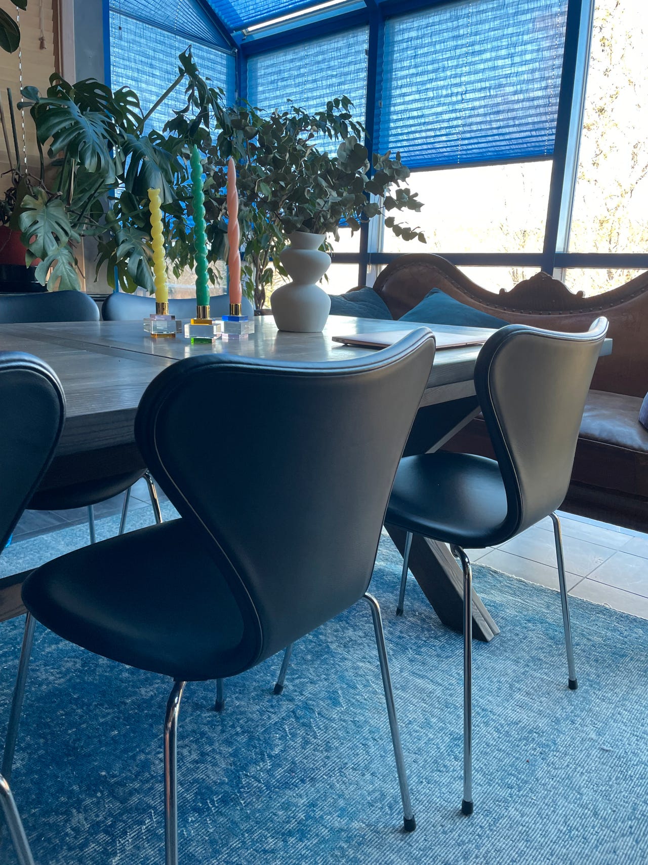 4 Syver-stoler, original-trukket i sort skinn, sh 46cm, med Br.Label ...